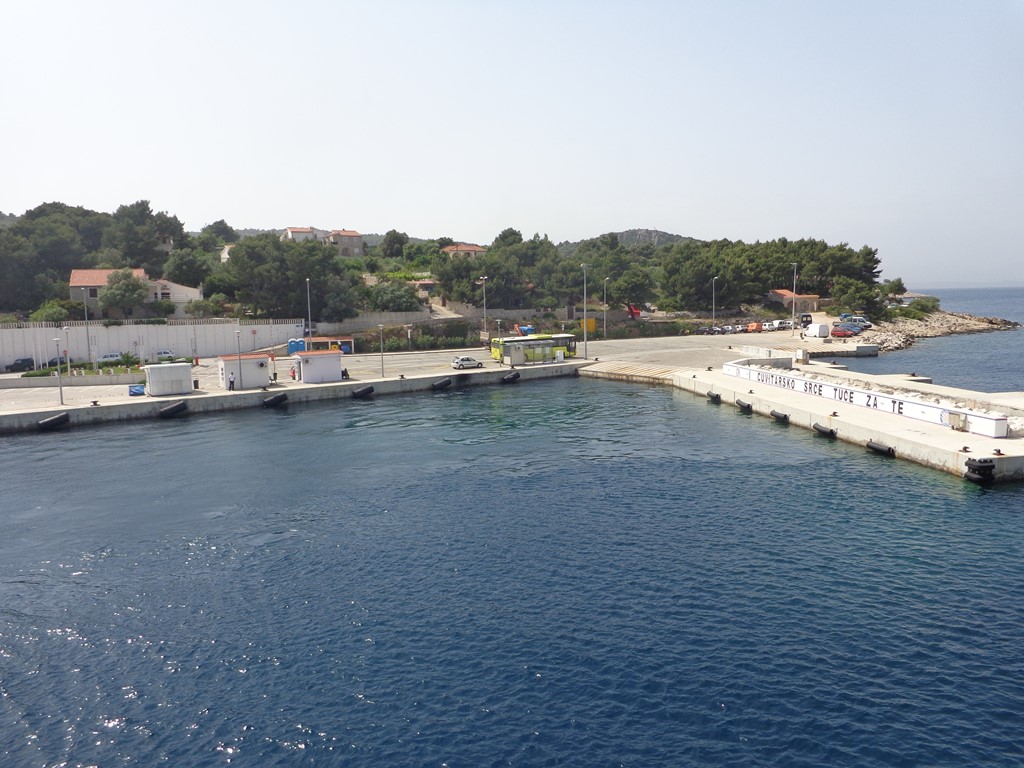 Fährterminal Rogač, Abfahrten mit Katamaran und Autofähre